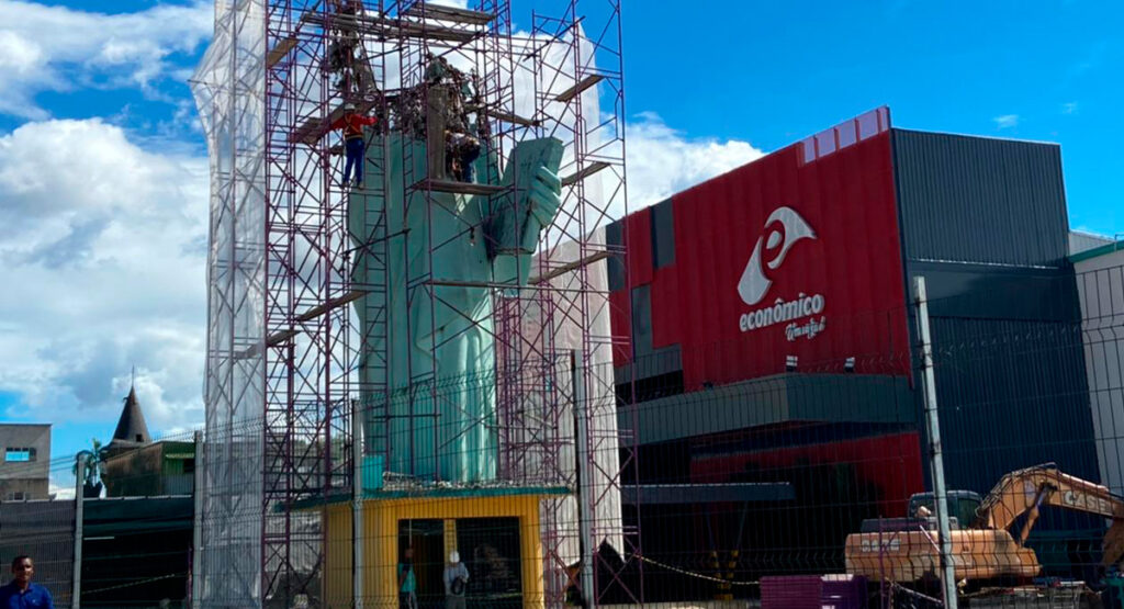 Estátua da Liberdade do Belém Importados está sendo demolida